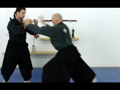 Sliding forward, Ninjutsu sabaki, tsugi ashi, basic - techniques for Akban wiki - YouTube