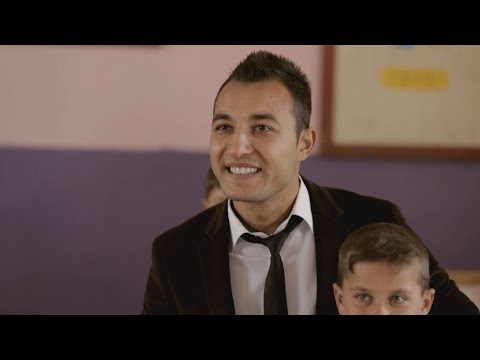 Okula ağlayarak gelen öğrencisinin yüzünü güldüren Gökhan Öğretmen’e sürpriz!