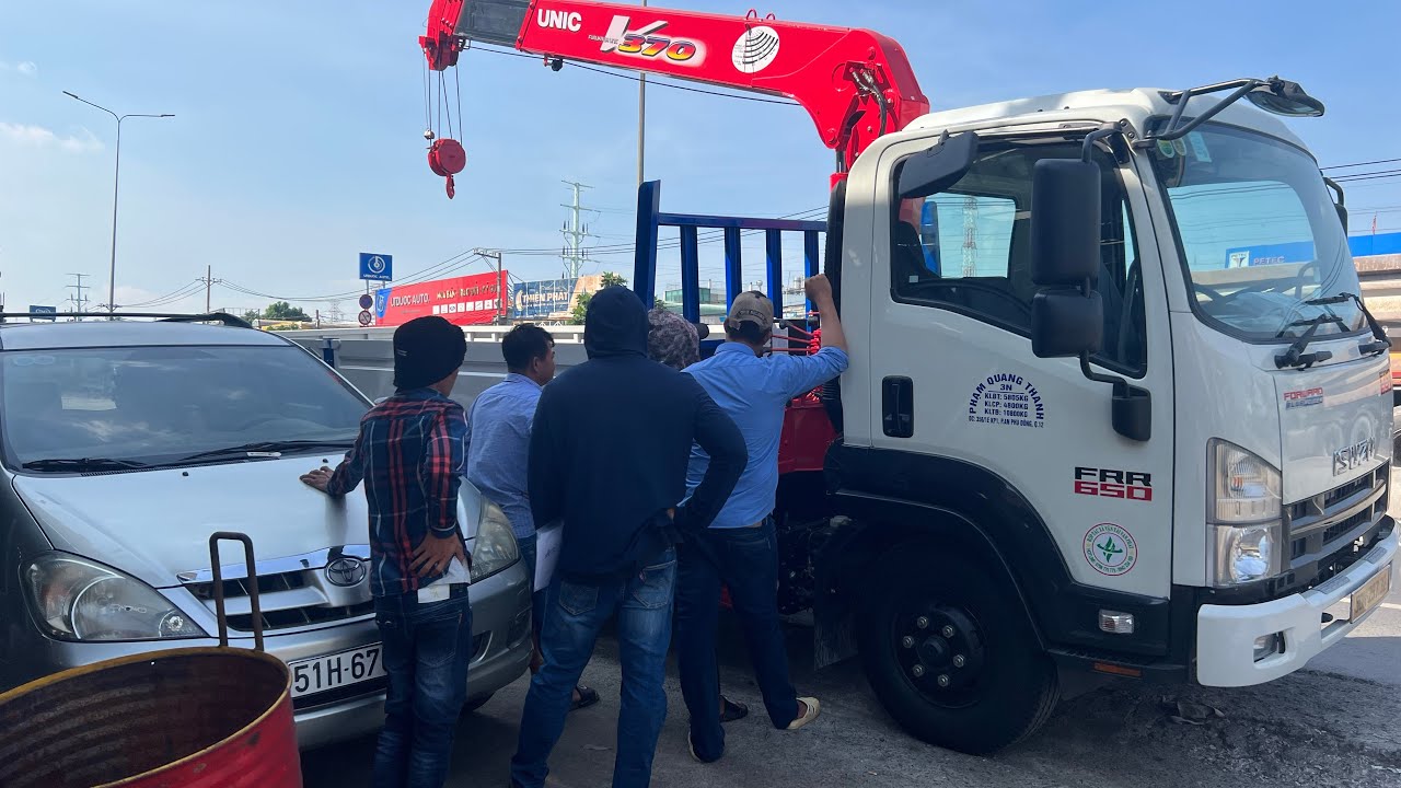 Bàn giao Xe cẩu Isuzu FRR650 cẩu Unic 375 - YouTube