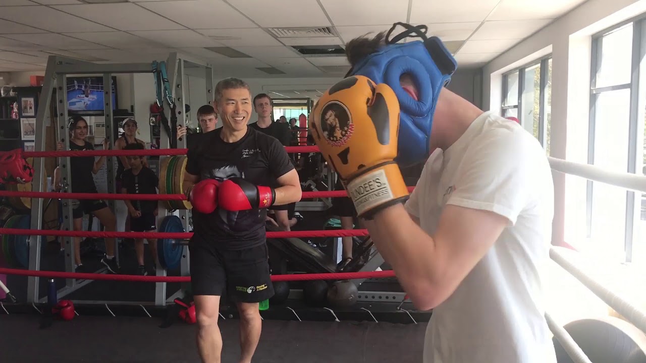 Bradboy takes on Dundee Kim - YouTube