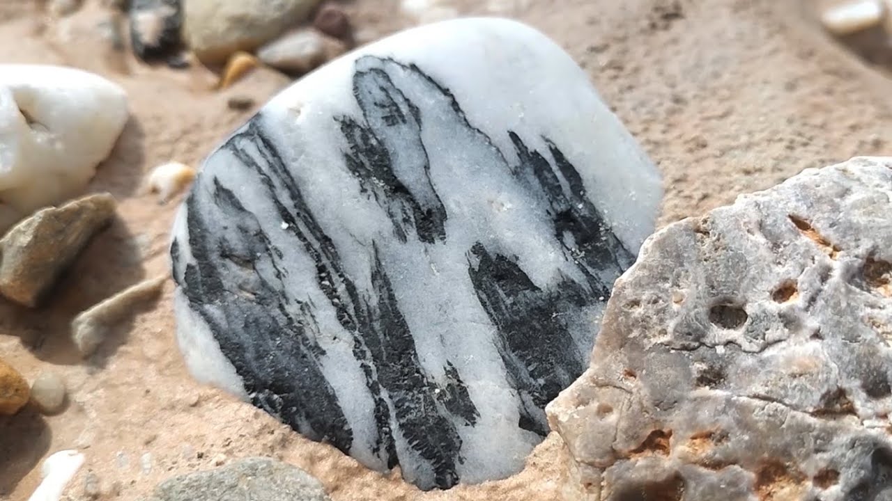 Rockhounding agate in extensive quarries and I found a beautiful ...