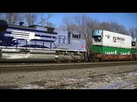 Missouri Pacific heritage unit, UP 1982, on BNSF container train - YouTube