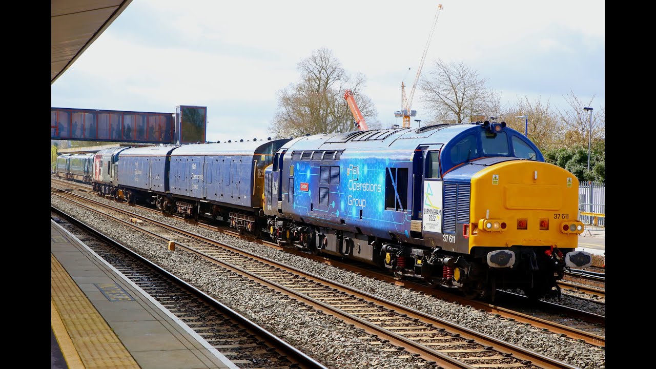 37611 top & tailed 37901 pass Oxford on 5D71 with two barrier coaches ...