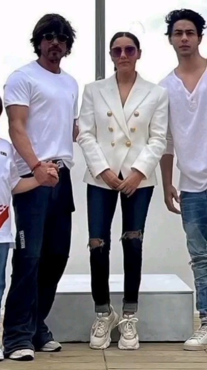 Shahrukh Khan and beautiful family members SRK ️ #srk #srkstatus # ...