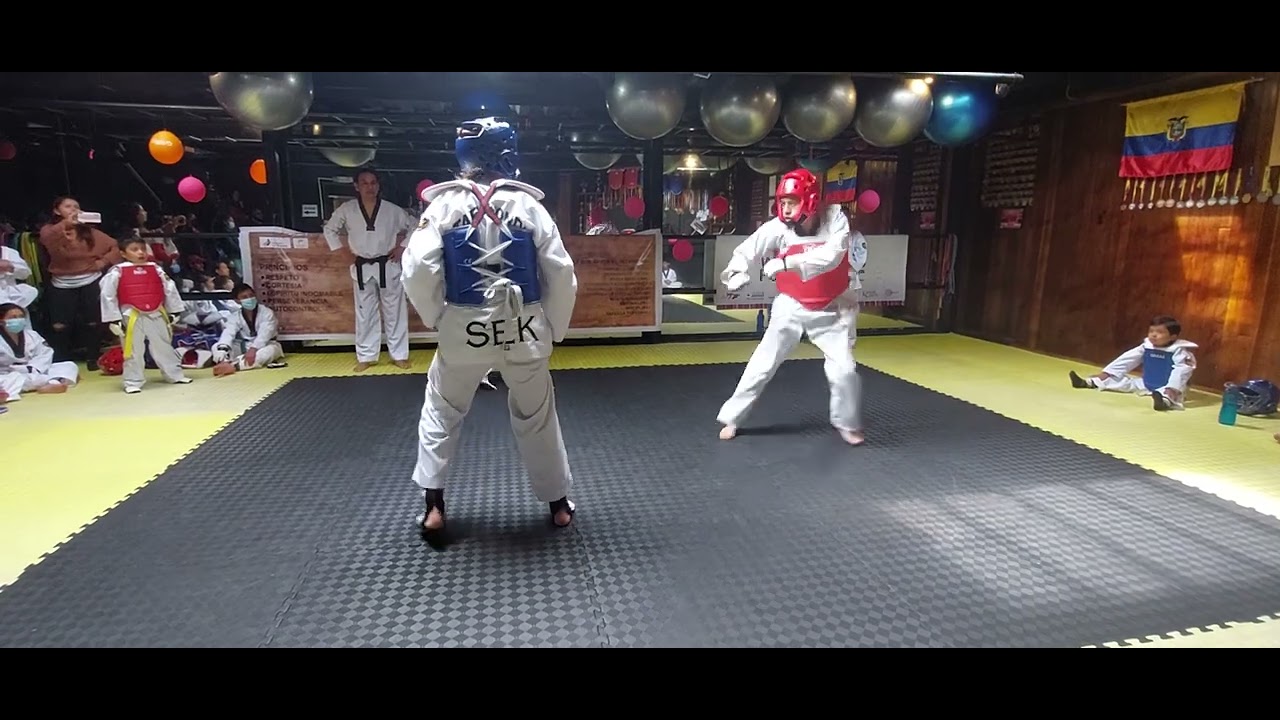 Peto rojo Alex Celìn Club de TKD UCE VS Cermit TKD - YouTube