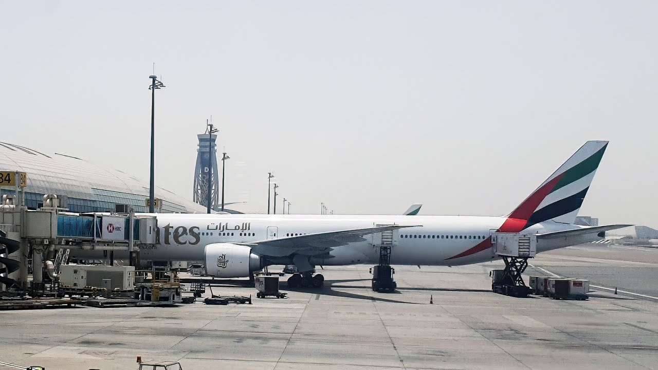 Emirates 777 300ER Beautiful Night Departure from Dubai - YouTube