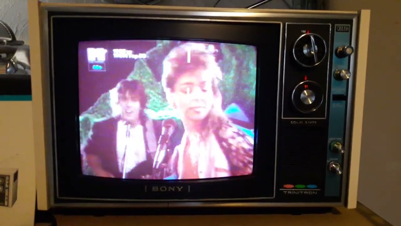 A mint first generation Sony Trinitron color television KV-1310 - YouTube