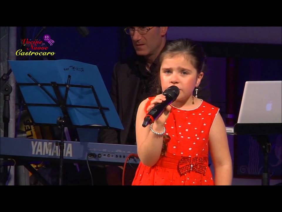 Beatrice Dalla Mora canta "Il mio canto libero" alla finale di Vocine ...