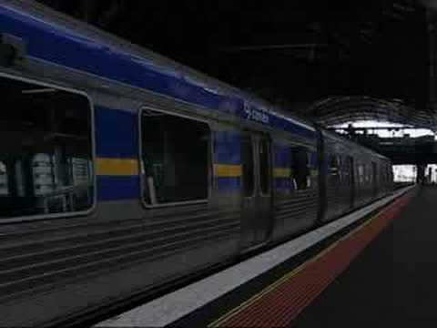 A Connex Alstom Comeng arrives at Southern Cross Station - YouTube