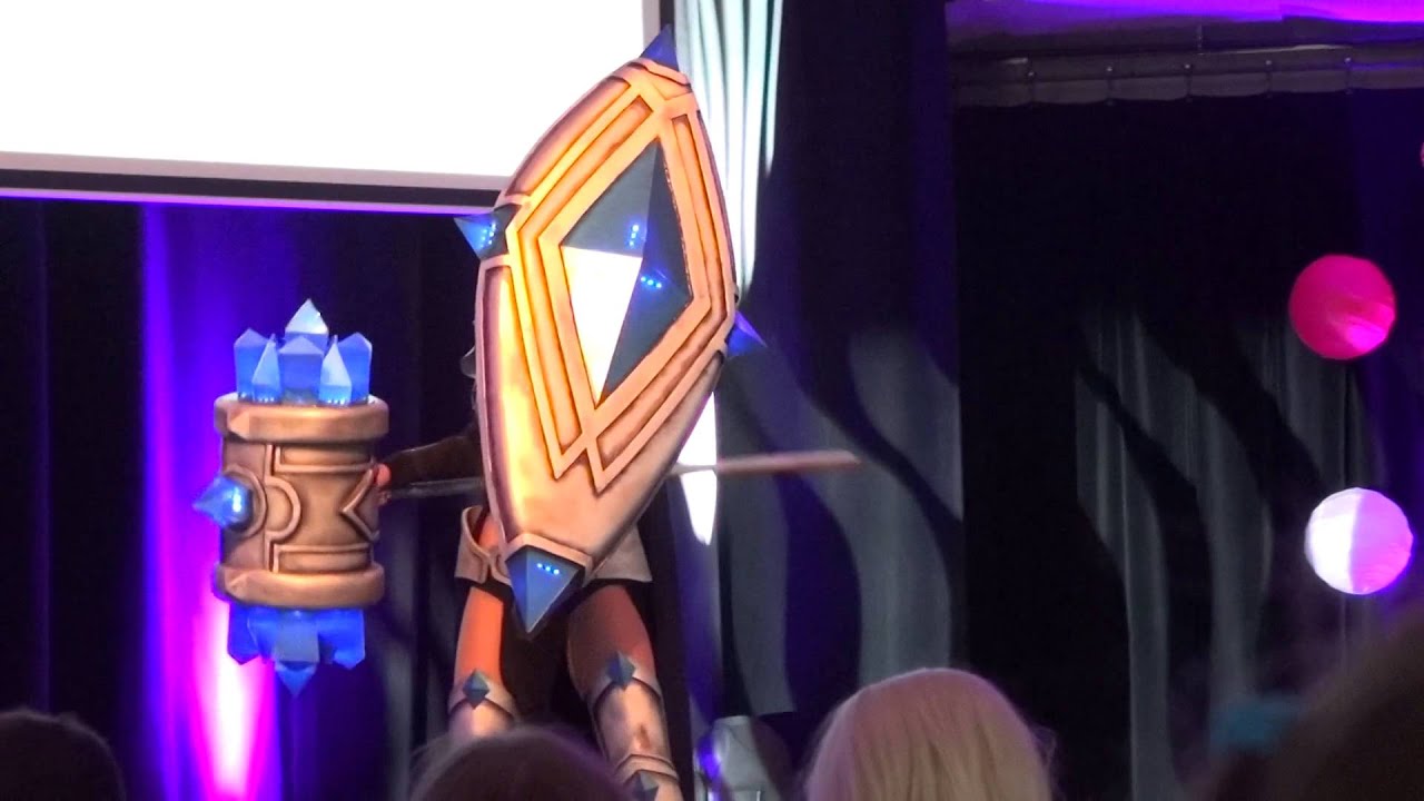 NowJapan 2014 Female Taric cosplay performance - YouTube