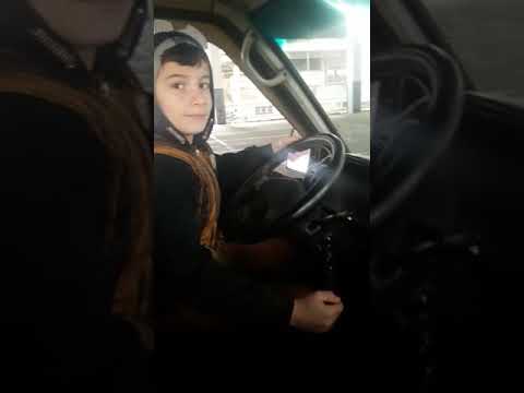 Bu cocuk araba ile yanlıyor