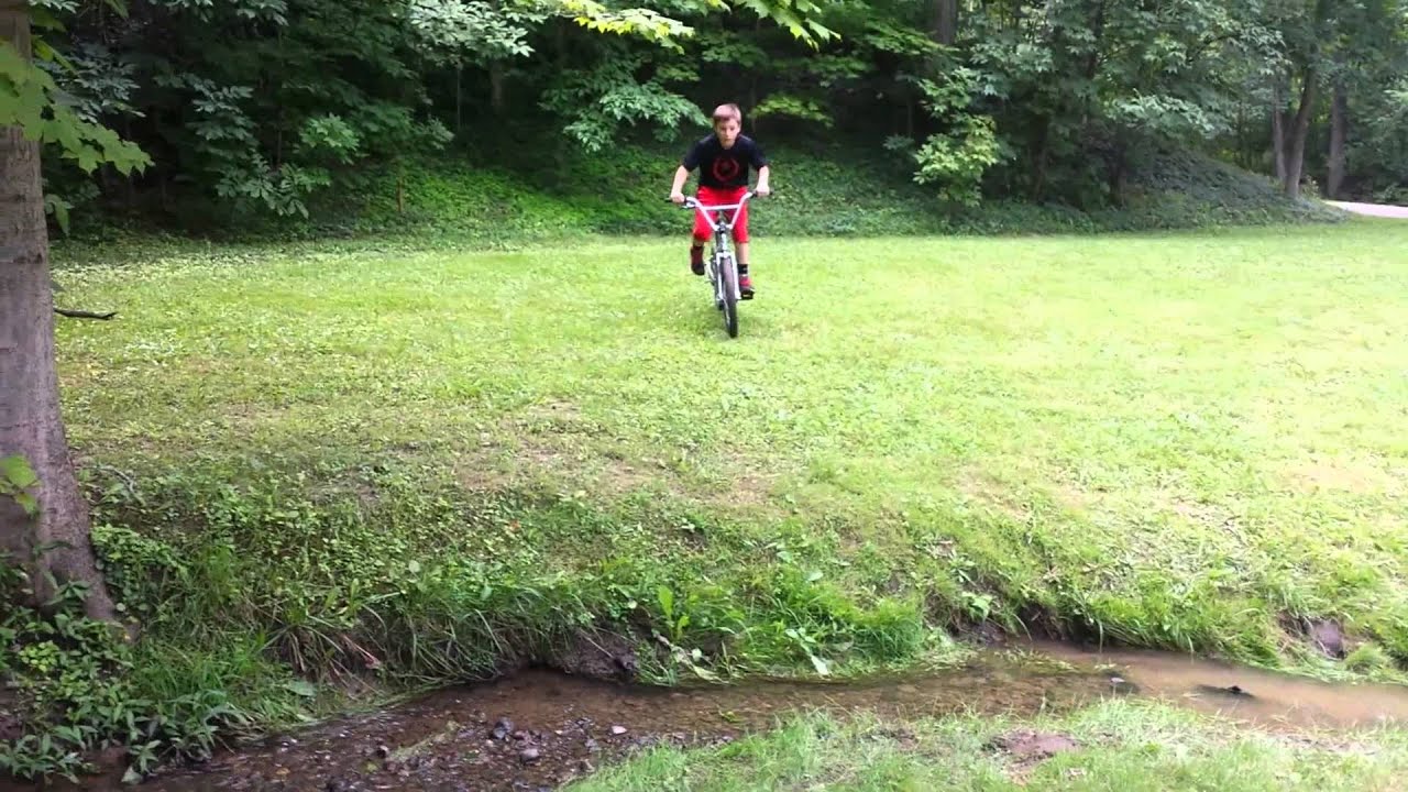 Kid fails to jump a creek on his bike - YouTube