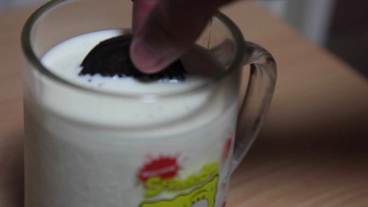 How to dunk an Oreo - YouTube