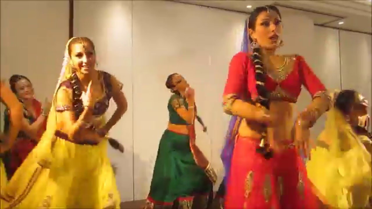 Bollywood dance Aishanti company per la cena di gala dell'ambasciata ...