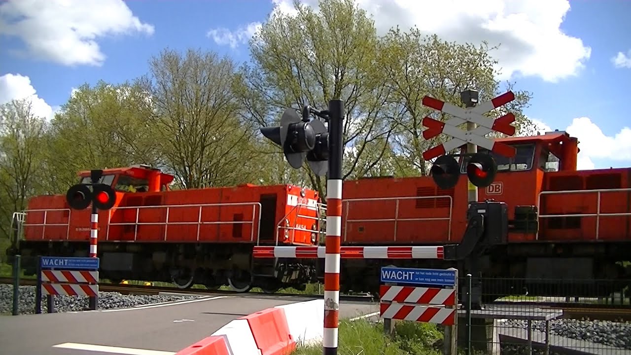 Spoorwegovergang Buitenpost // Dutch railroad crossing - YouTube