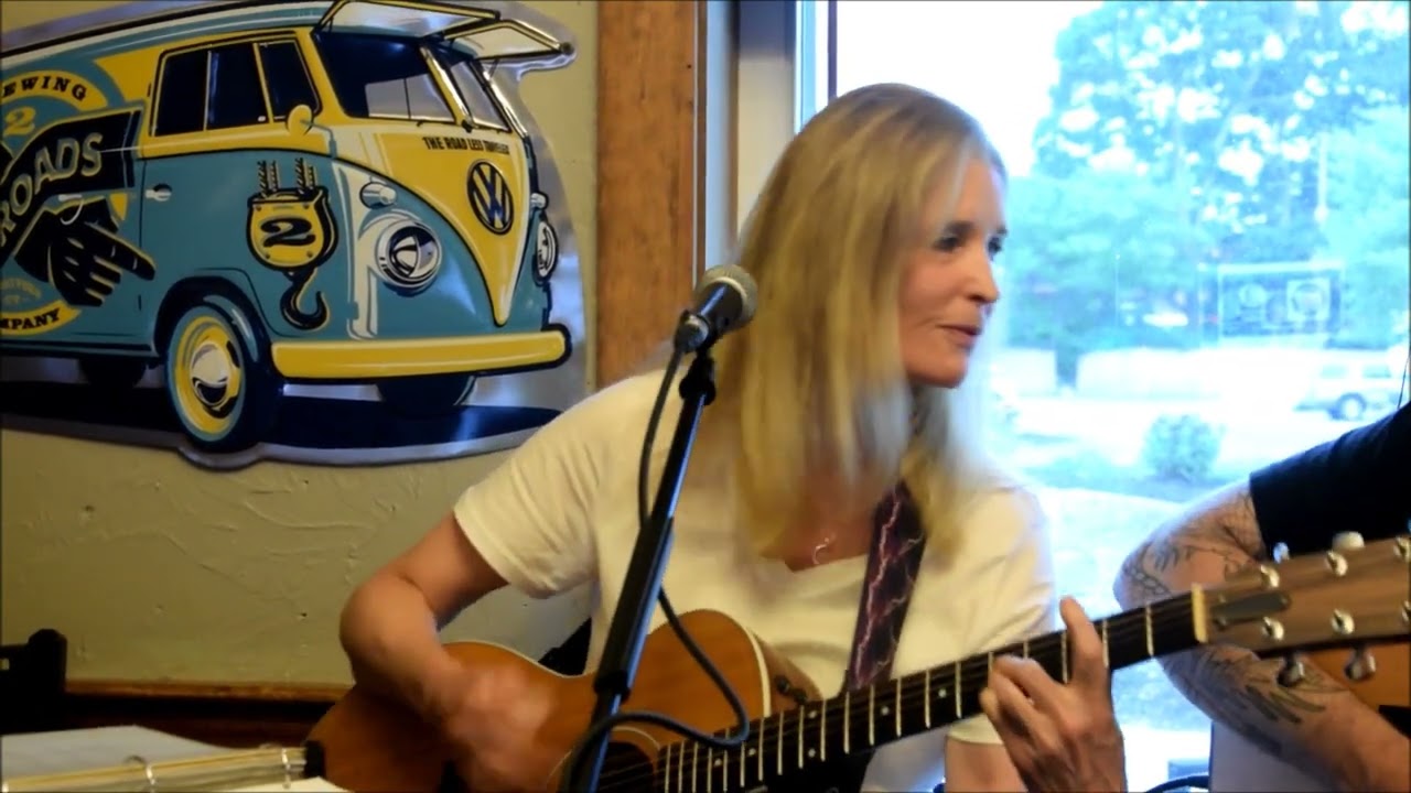 2022 - #193 SINGER SONGWRITER NIGHT #1 - THE SPEED OF LIGHT - LISA ...