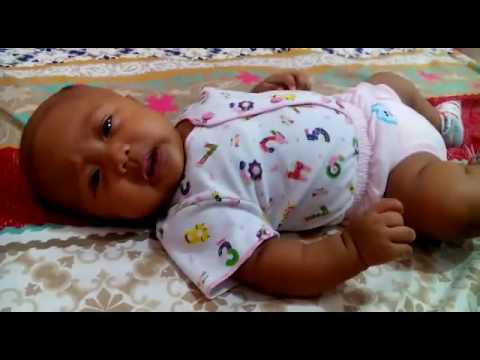 Bayi lucu kenyot tangan