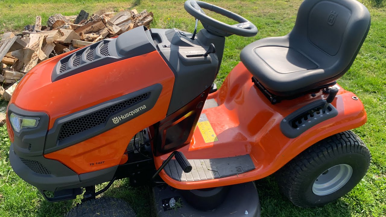 Megérkezett a várva várt fűnyírótraktor: Husqvarna TS142 T - YouTube