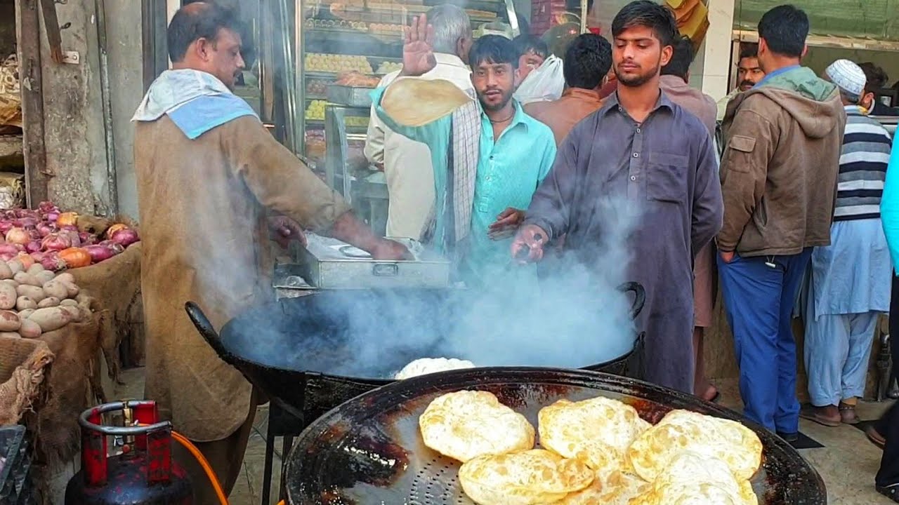 Amazing Halwa Puri | Kasur Sweets | Lahore Saddar Bazar | Best Halwa ...