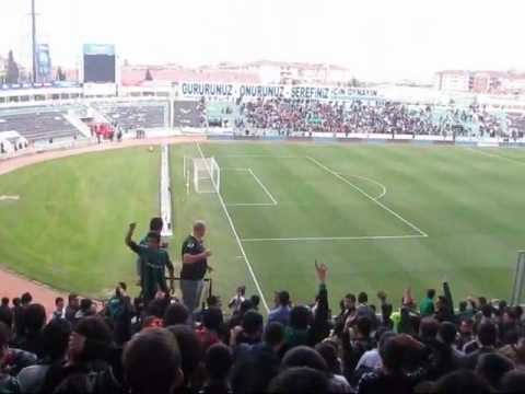 Denizlispor taraftarı bucaspor taraftarını makaraya alıyor