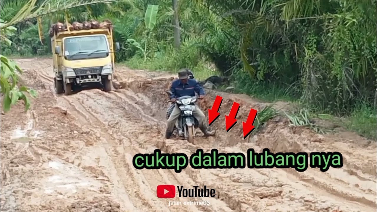 adu sekil para driver melewatin jalan lubang dalam - YouTube