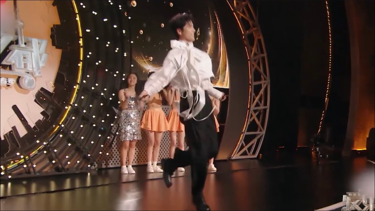 【阿云嘎/Ayanga】阿云嘎挑战边跳绳边唱音乐剧和跳蒙古舞 Ayanga sang & dance while jumping rope # ...