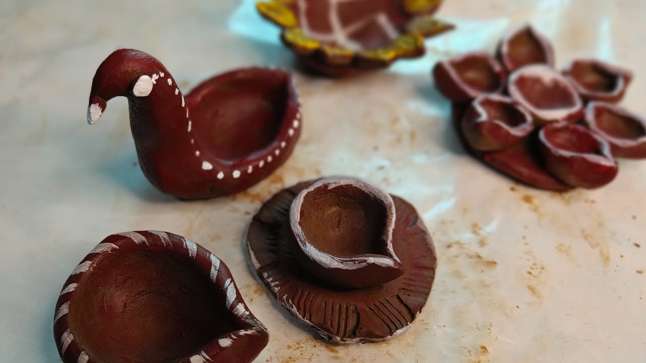 How to make clay Diya at home/ Hand made clay Diya/मिट्टी से दिया कैसे ...