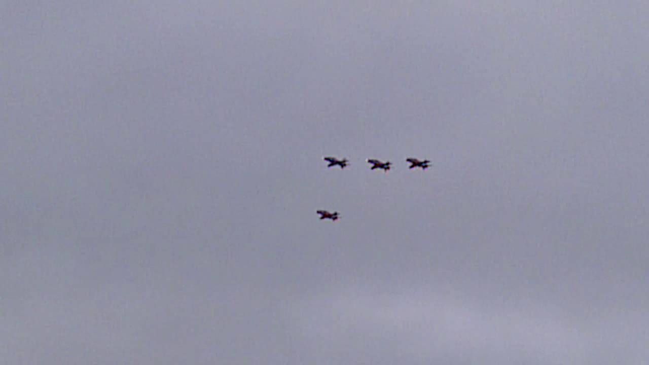 Red arrows practicing rollbacks - YouTube
