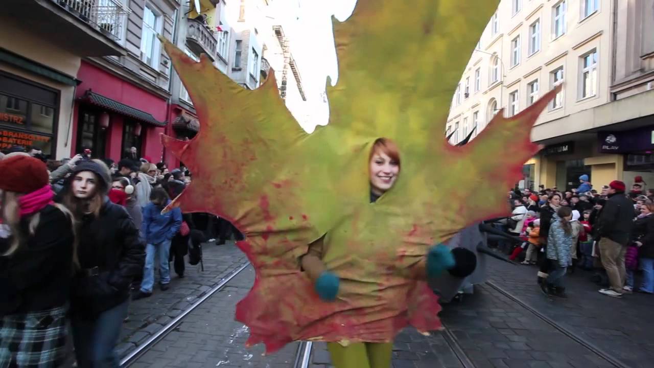 Wielki Jeż na imieninach ulicy Święty Marcin - YouTube