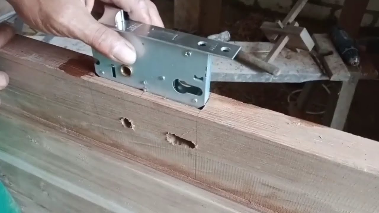 CARA BUAT LUBANG KUNCI PADA PINTU KAYU DENGAN MUDAH & RAPI | how to ...