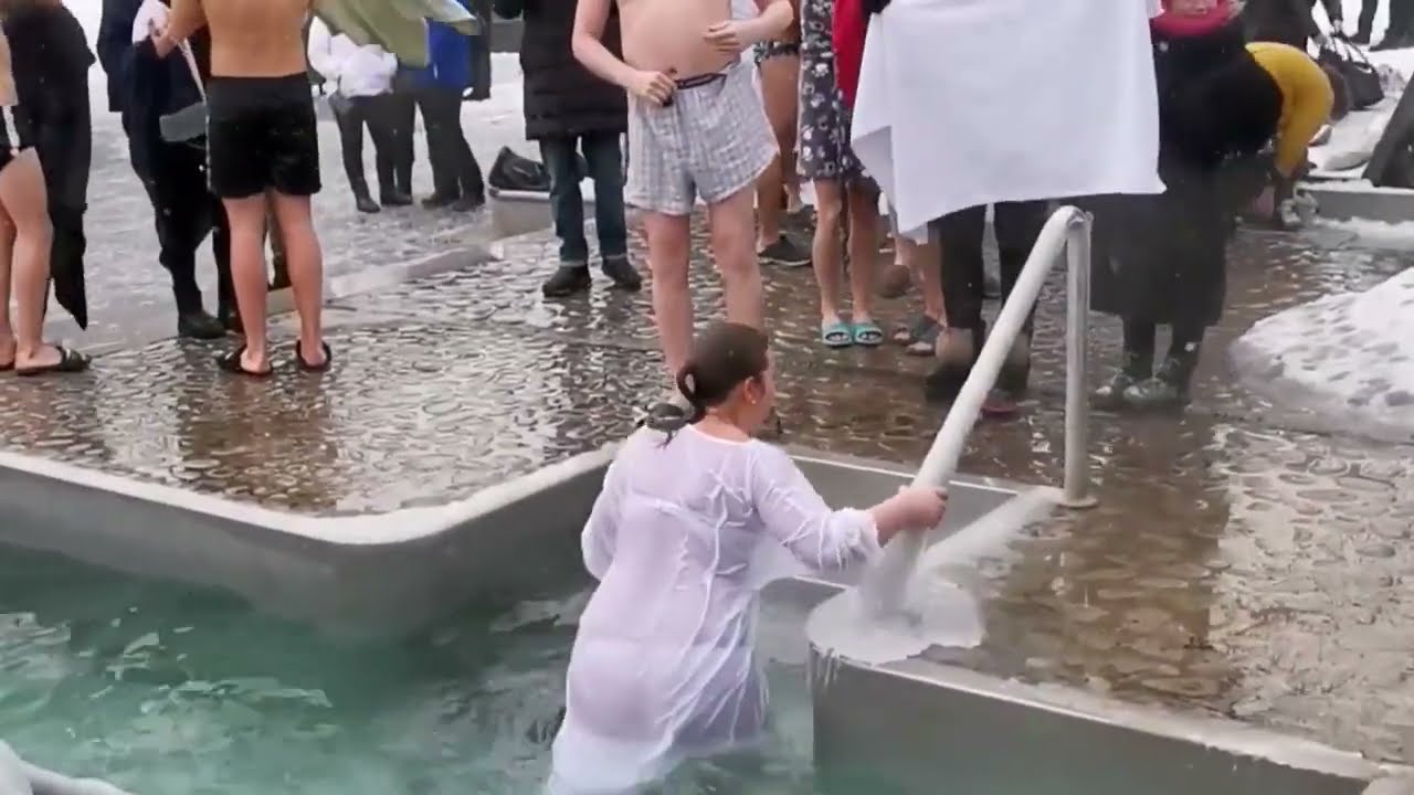 Russian Girls swimming on the coldest water 20 °C - YouTube