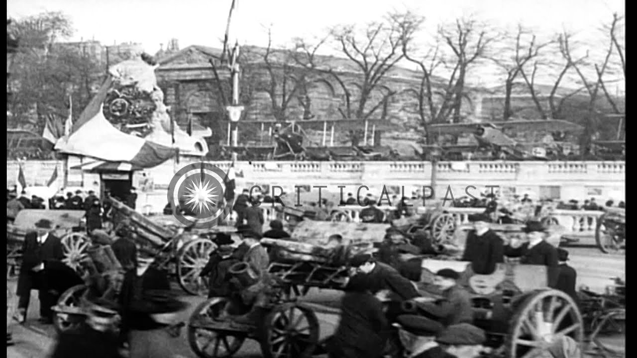 French crowd inspects captured German equipment at the Place de la ...