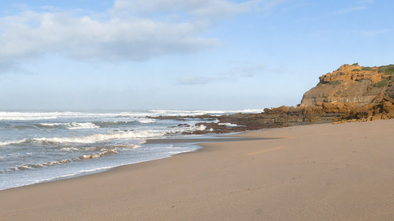 Ocean waves barreling, crashing and thundering into a beach - 4K Ultra ...