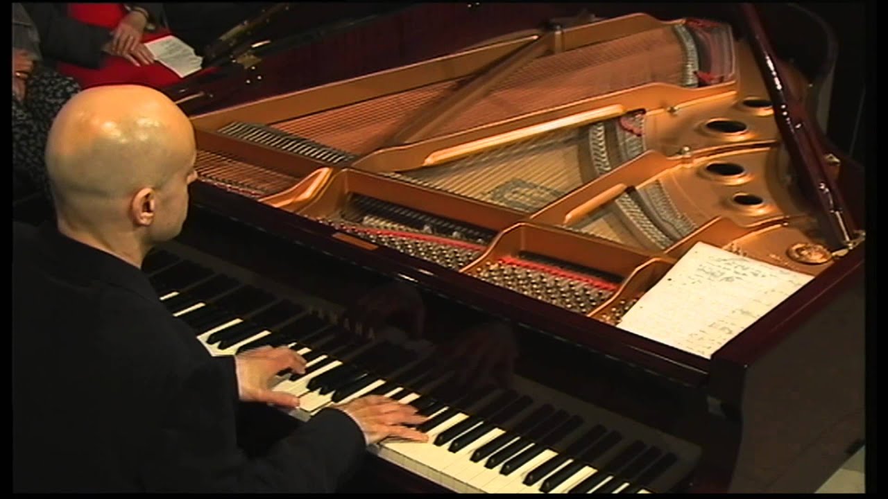 Viv McLean plays Gershwin 'The man I love' - YouTube