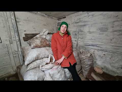 ONE DAY IN THE LIFE OF A YOUNG GIRL IN A UKRAINIAN VILLAGE. Country breakfast and lunch