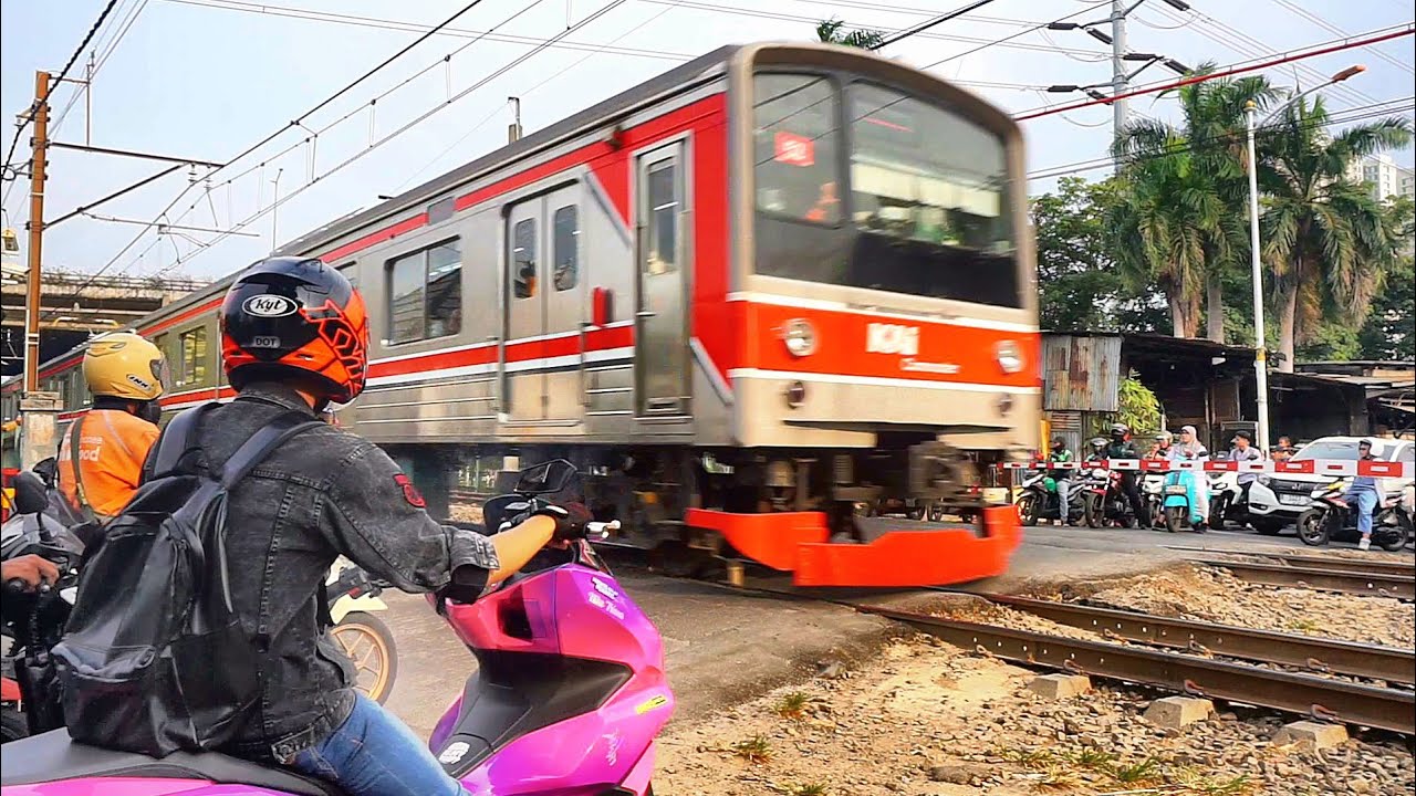 Perlintasan kereta KRL paling rame pengendara - YouTube