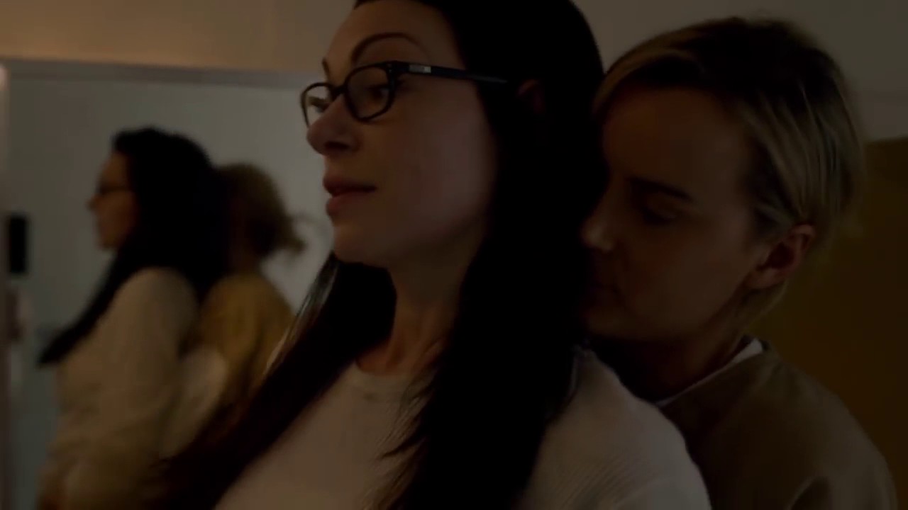 OITNB 5x01 piper and alex smell my fingers - YouTube