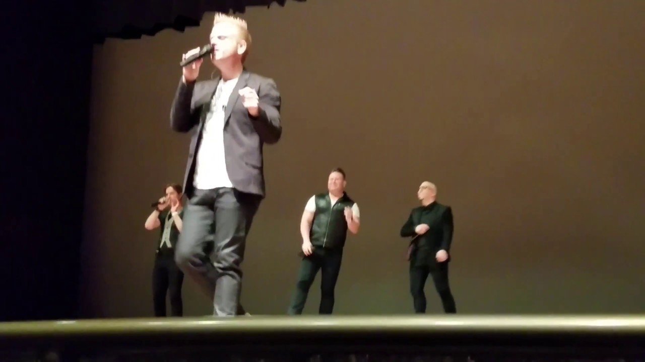 Erik Winger singing A Whole new World with VoicePlay - YouTube