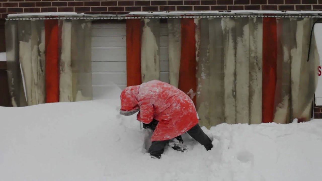 Man Stuck In 5 Feet Of Snow in Chicago Blizzard - YouTube