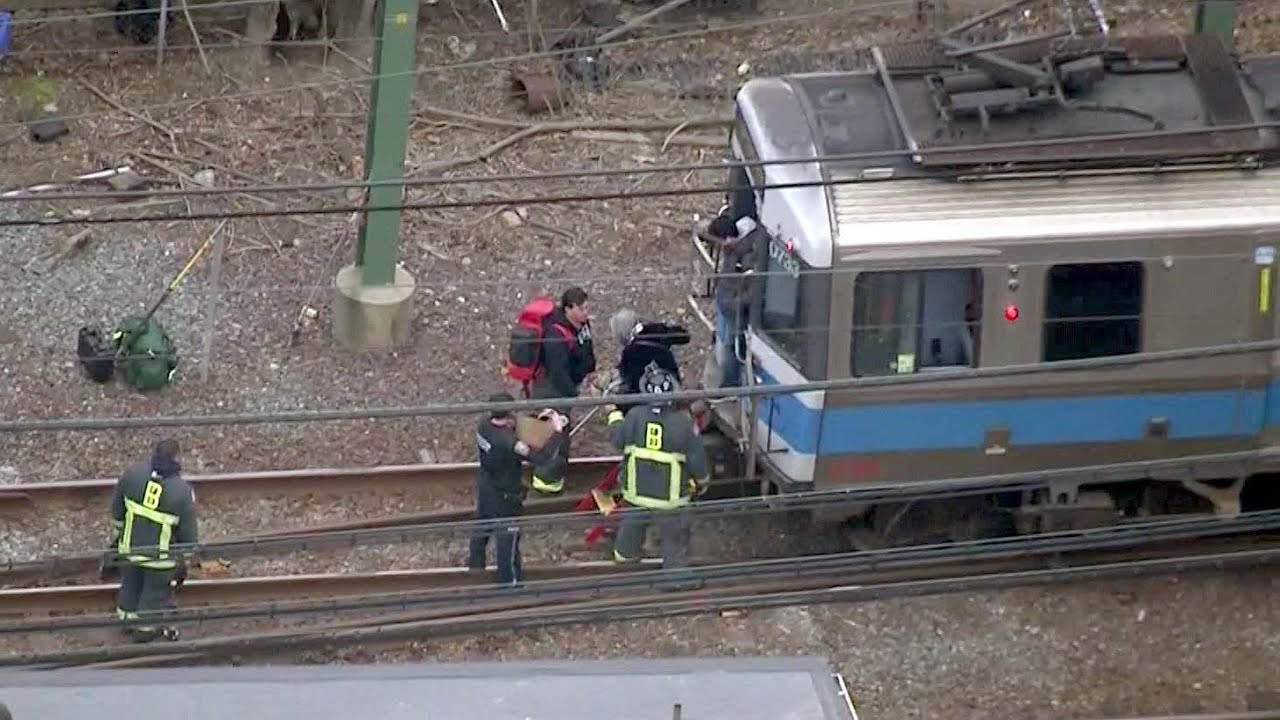 180 passengers evacuated from Blue Line train amid overhead power issue ...