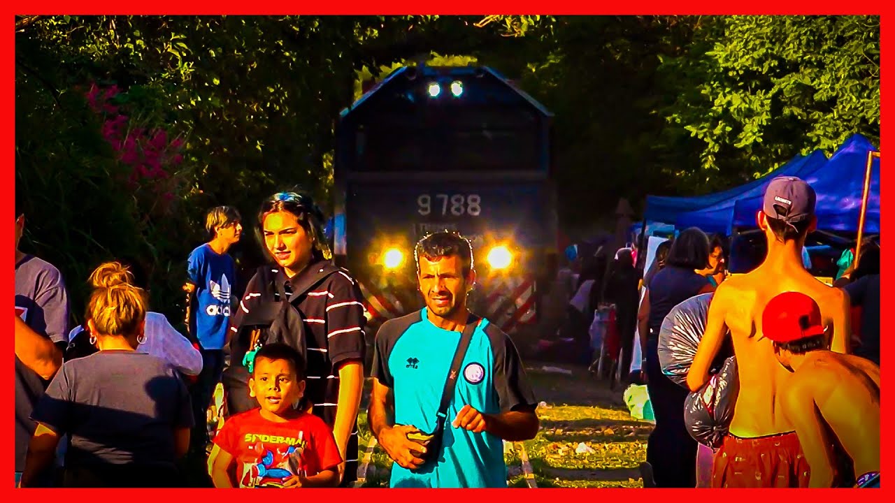 TREN de CARGAS pasando por MEDIO de una FERIA en CORDOBA - ARGENTINA ...