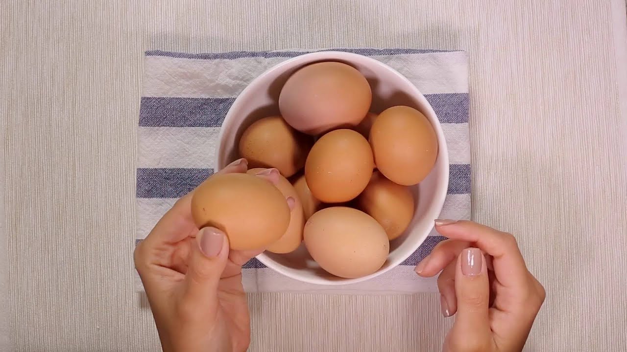 How to Tell if an Egg is Still Fresh - Hispanic Kitchen - YouTube