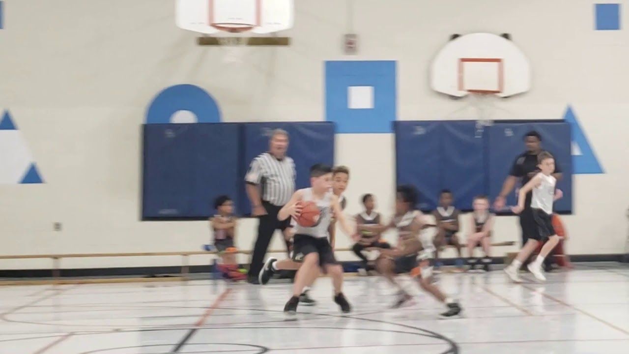 Amazing Grade 3 basketball player Deo Dixon destroys gr. 5.6.7.8 - YouTube