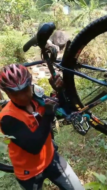 Gowes Blusukan Kehutan - YouTube