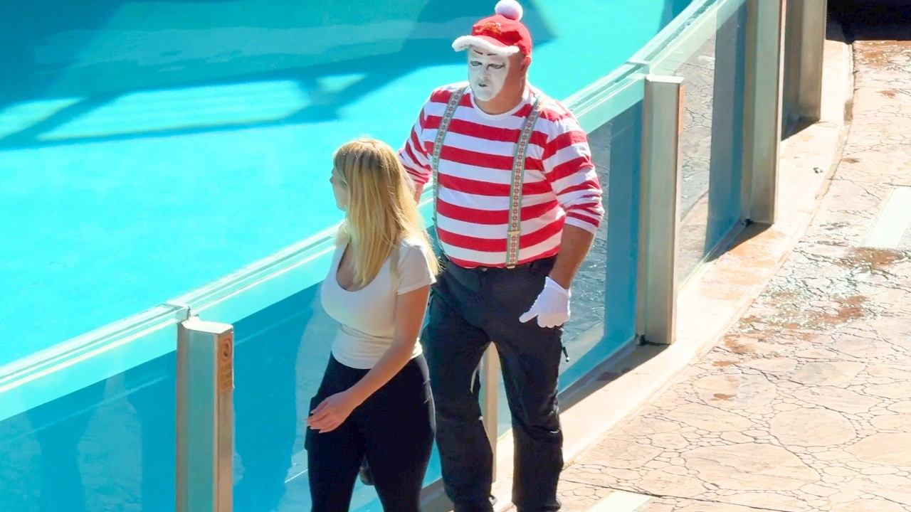 HILARIOUS Tom the Mime (MUST WATCH) | Seaworld Orlando Christmas ...