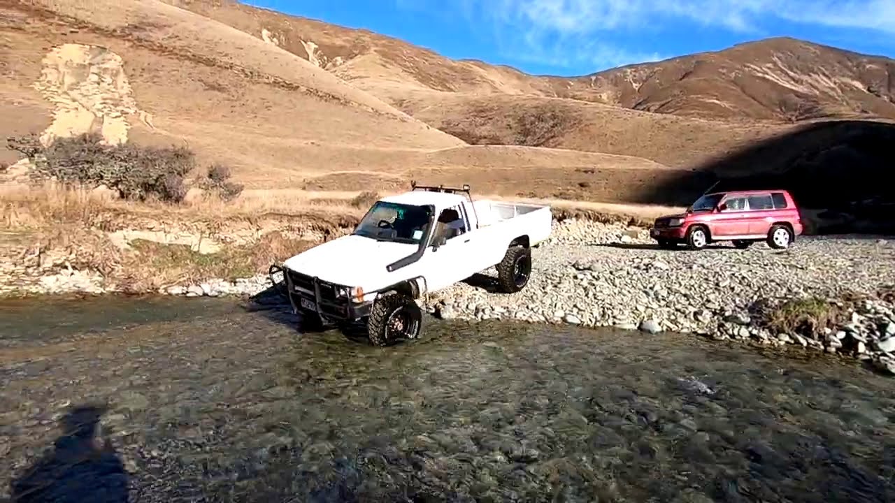 Cowshed Hut 4WD mission New Zealand (Český offroad tým!) - YouTube