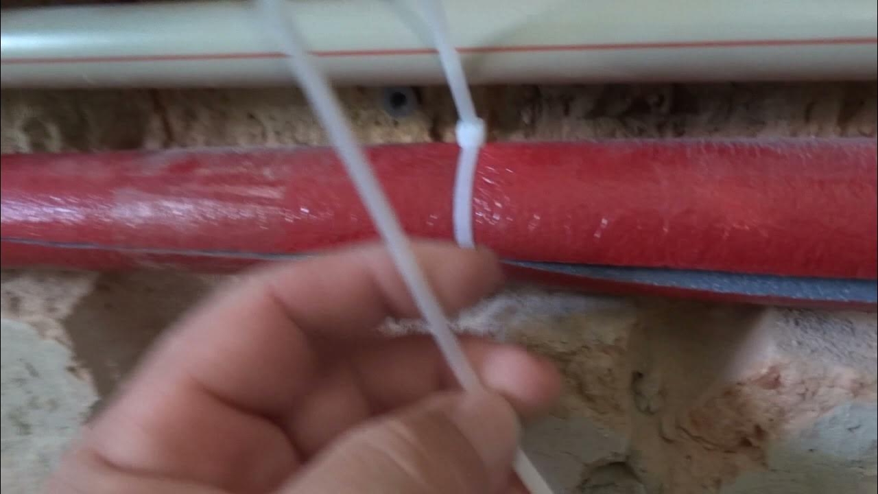 утепление пластиковой трубы для горячей воды в стене и крепление ...