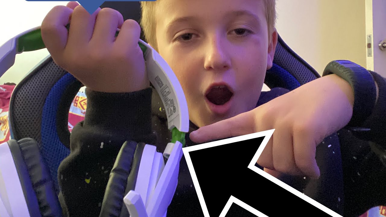 Unboxing my new headset !!!! - YouTube