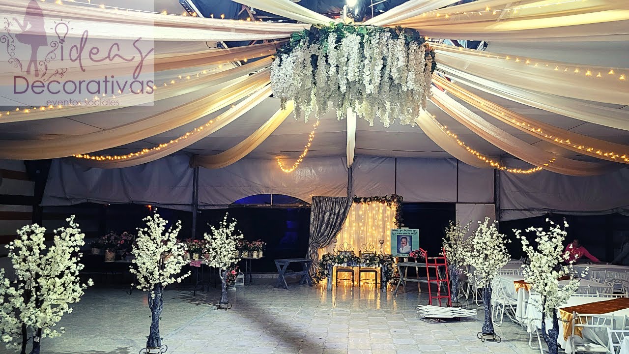 Decoración con entelado, jardín colgante y mesa principal vintage ...