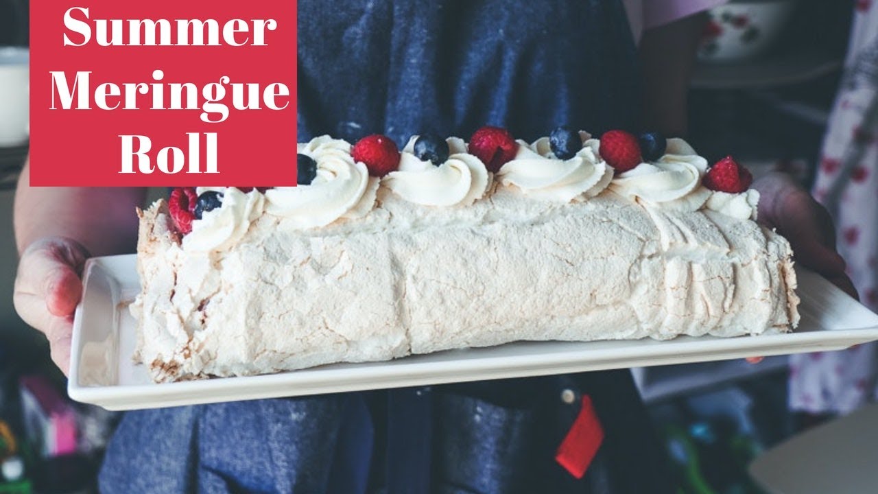Delicious Meringue Roll filled with mascarpone frosting and berries ...